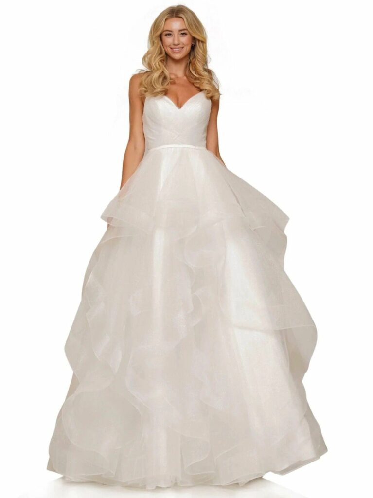 Vestido Ampon de tul con brillos en capas de tirante pedrería escote v drapeado | Casa Novia